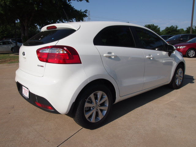 kia rio5 2013 white hatchback ex gasoline 4 cylinders front wheel drive ...
